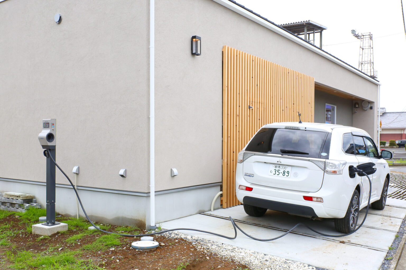 「V2H」とは何かをわかりやすく解説｜メリット・デメリットや蓄電池との違いも | 群馬の新築注文住宅はハグデザイン一級建築士事務所へ